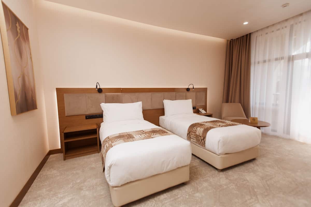 Quarto Twin Standard | Cofre no quarto, secretária, cortinas/cortinados opacos