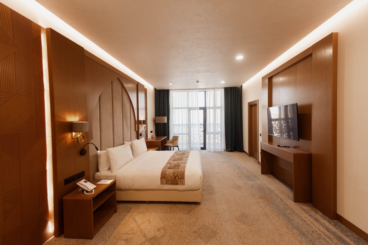 Quarto Executivo | Cofre no quarto, secretária, cortinas/cortinados opacos