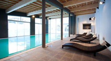 Piscina interior, espreguiçadeiras