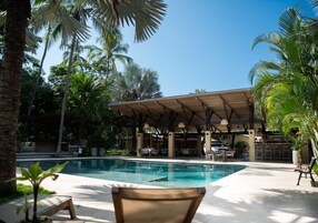 Piscina exterior, espreguiçadeiras