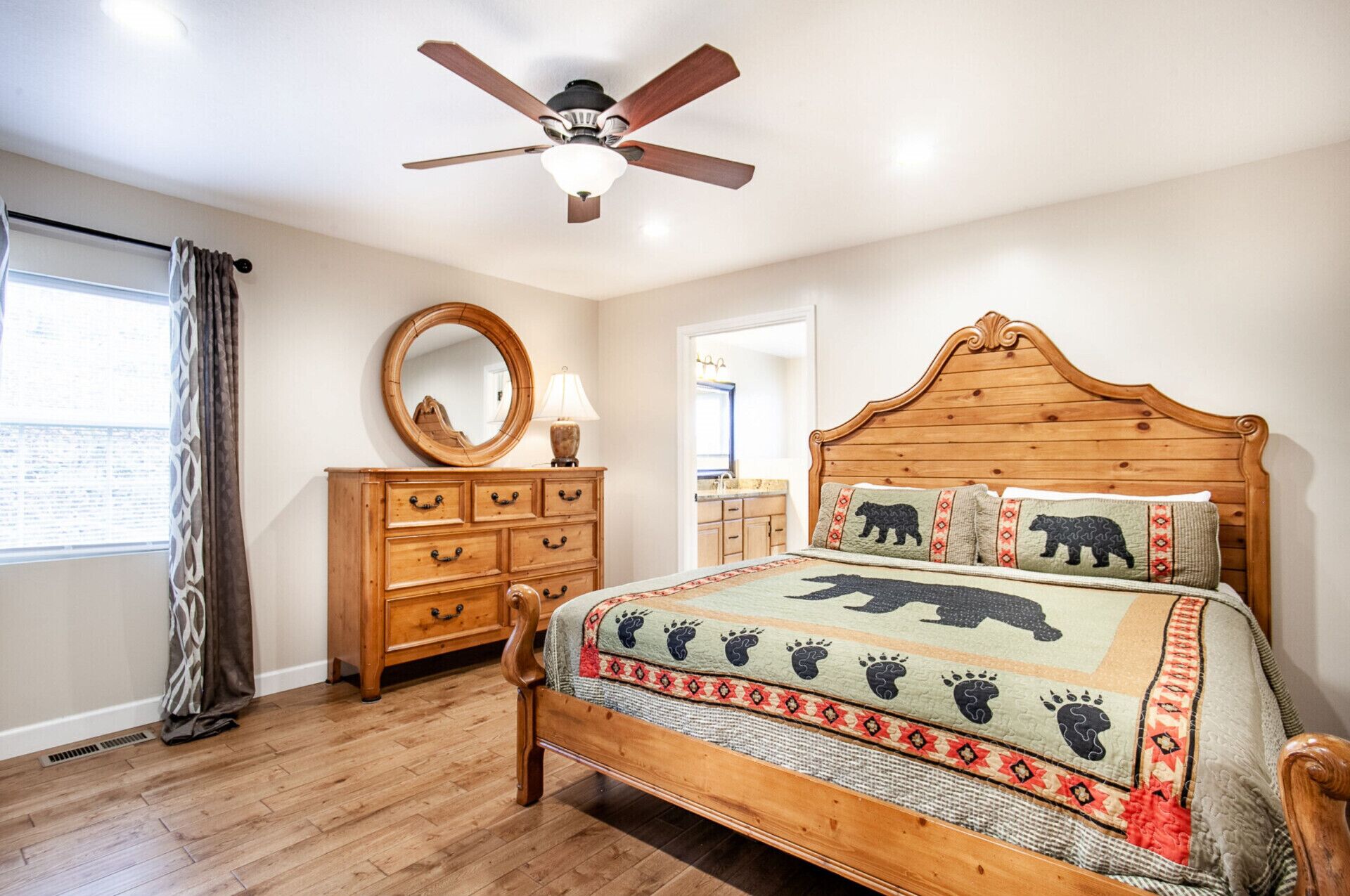 Relax On A Scenic Porch Steps From The Historical Trail - Townsend, TN