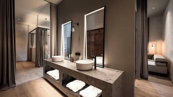 Suite Deluxe | Roupa de alta qualidade, edredões de penas, minibar