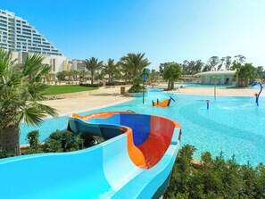 Um parque aquático com uma piscina grande e um toboágua.