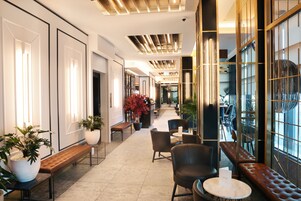 Área de estar no saguão