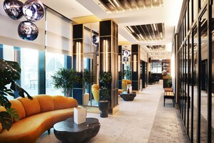 Área de estar no saguão