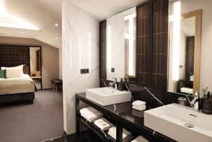 Suíte executiva | Banheiro | Chuveiro, chuveiro com efeito de chuva, produtos de toalete grátis 