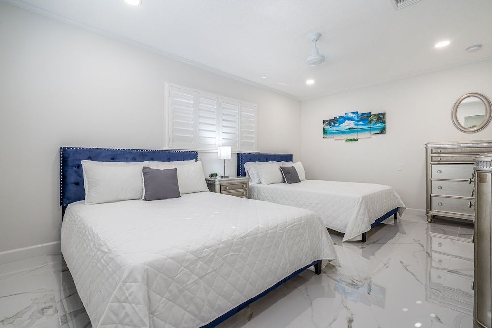 The Lighthouse 4/3 -10 Guests - Heated Pool - Bbq - Lighthouse Point, FL