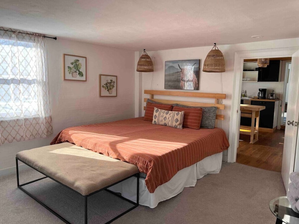 Bright Boho Apt In 18th C Berkshire Farmhouse - Cheshire, MA