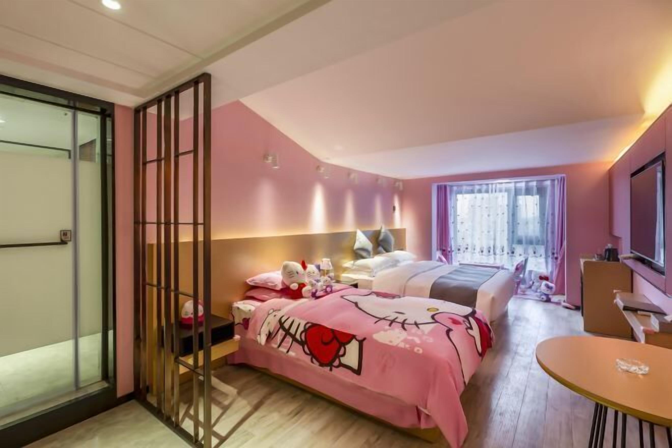Quarto com cama, mesas de cabeceira, escrivaninha e cadeira.