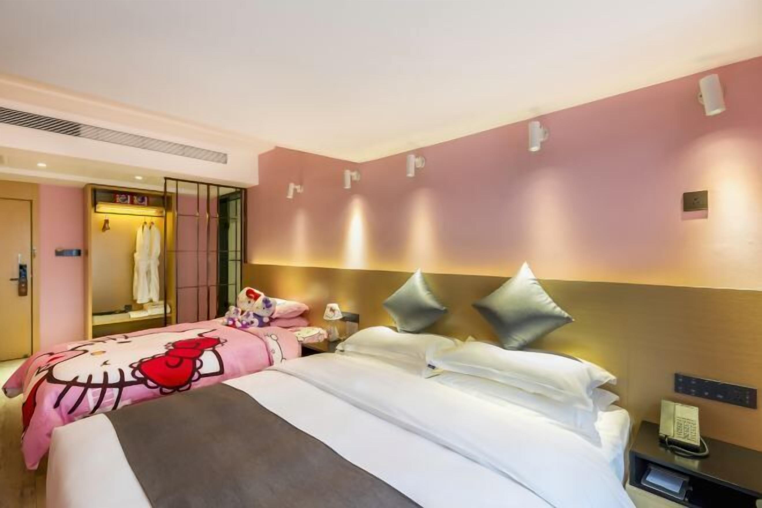 Quarto de hotel com cama, mesa de cabeceira e espelho.