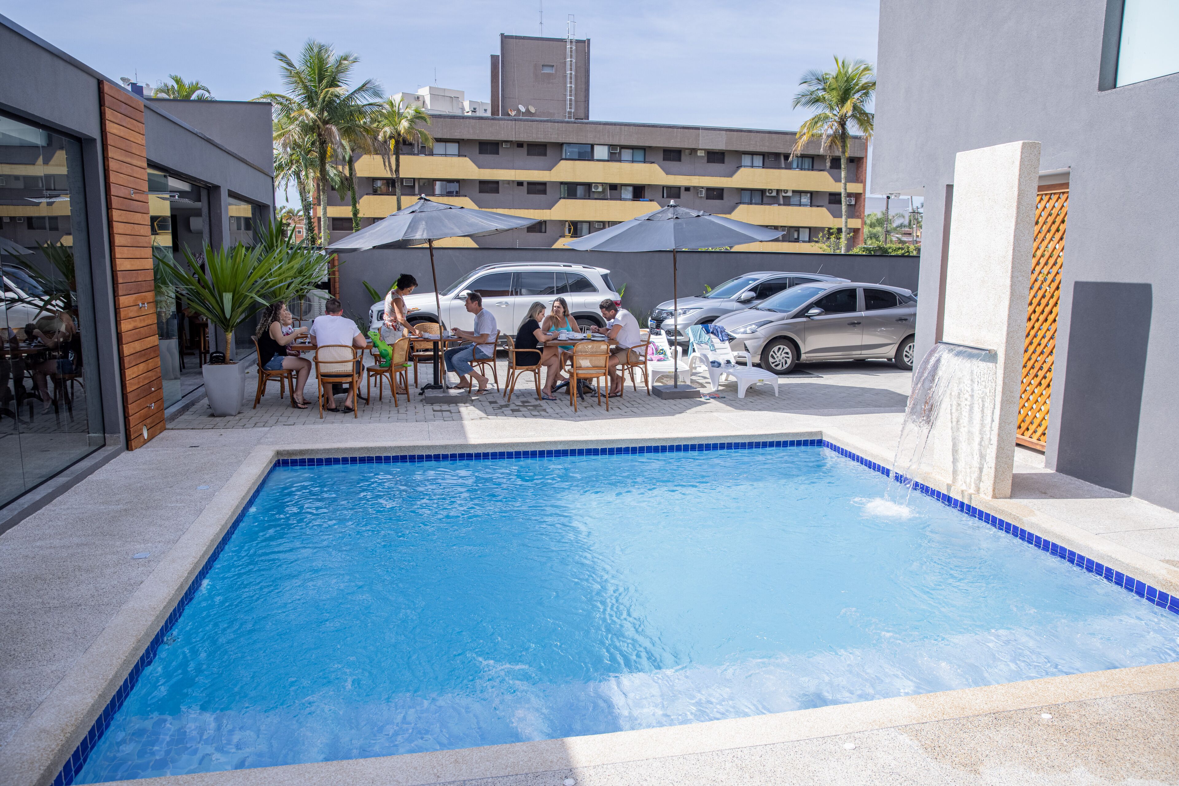 Piscina externa, funciona das 8h às 22h, espreguiçadeiras