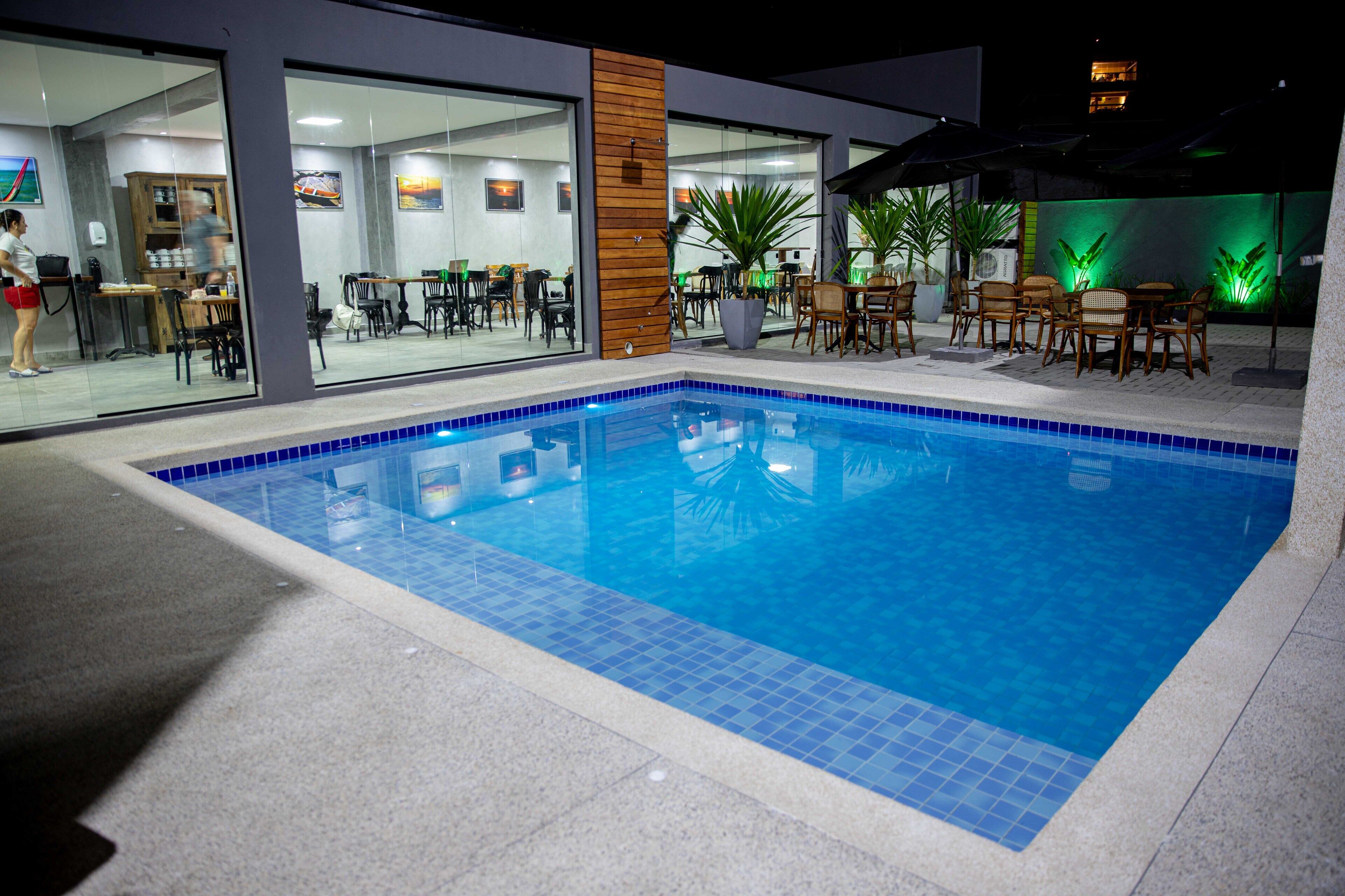Piscina externa, funciona das 8h às 22h, espreguiçadeiras
