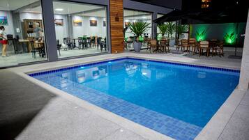 Piscina externa, funciona das 8h às 22h, espreguiçadeiras