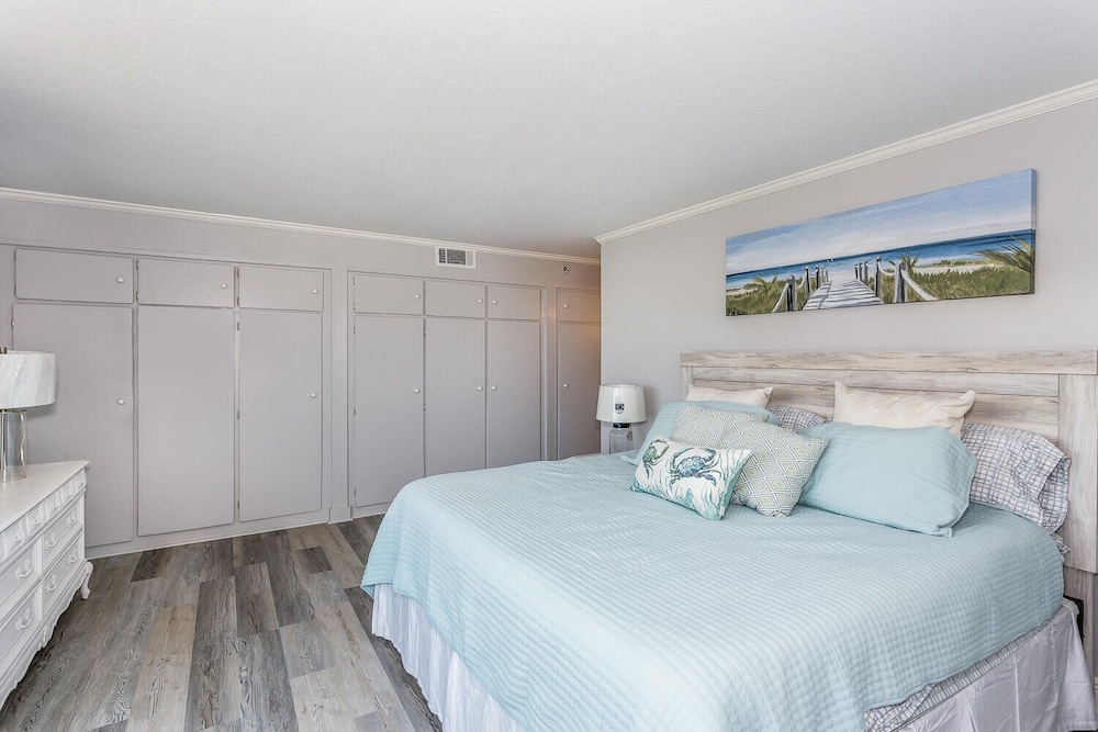 Newly Remodeled Across From Gulf -Sleeps 10!! - Pensacola Beach, FL
