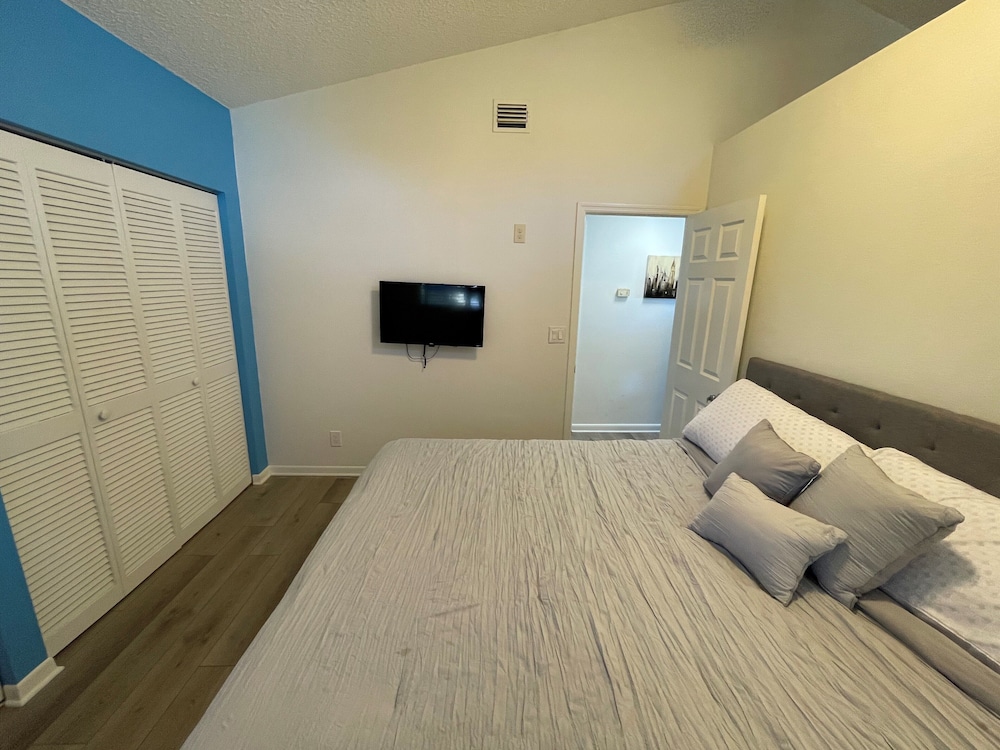 Waterfront 2 Bedroom/1 Bath Renovated Apartment In Palm Harbor - Palm Harbor, FL