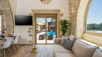 Vila superluxo | Área de estar | Smart TV 50 polegadas com canais via satélite, TV, Netflix