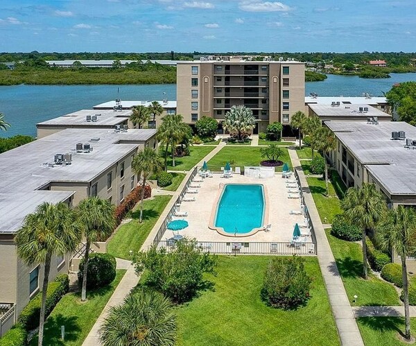 Intracoastal Waterviews, Modern, Beach 2min Walk! - Indian Shores, FL