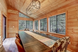 Casa, várias camas, varanda, vista para a montanha (Serenity at Tahoe Donner) | Sala de reunião