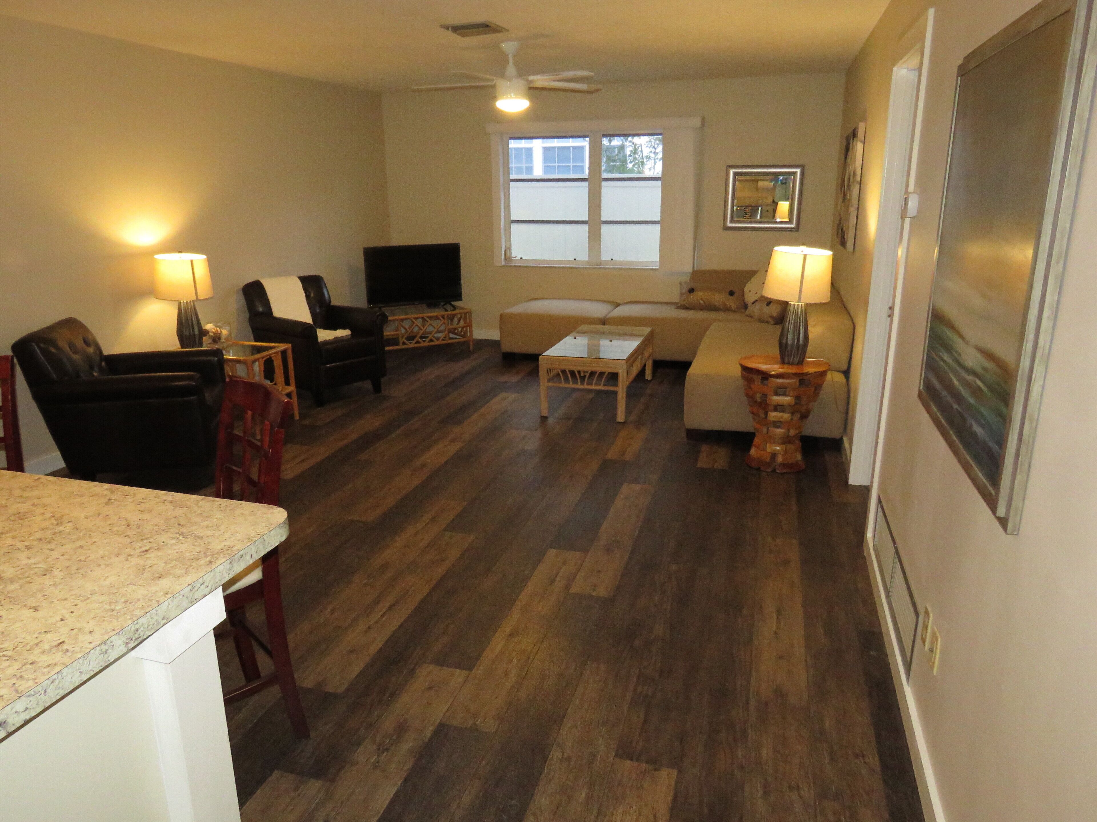 Walk To Beach & Historic Downtown Venice - Rennovated 2 Bed, 2.5 Ba, Off-st Pkg - Venice, FL