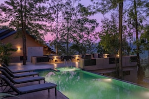 Piscina externa, funciona das 8h às 18h, guarda-sóis, espreguiçadeiras