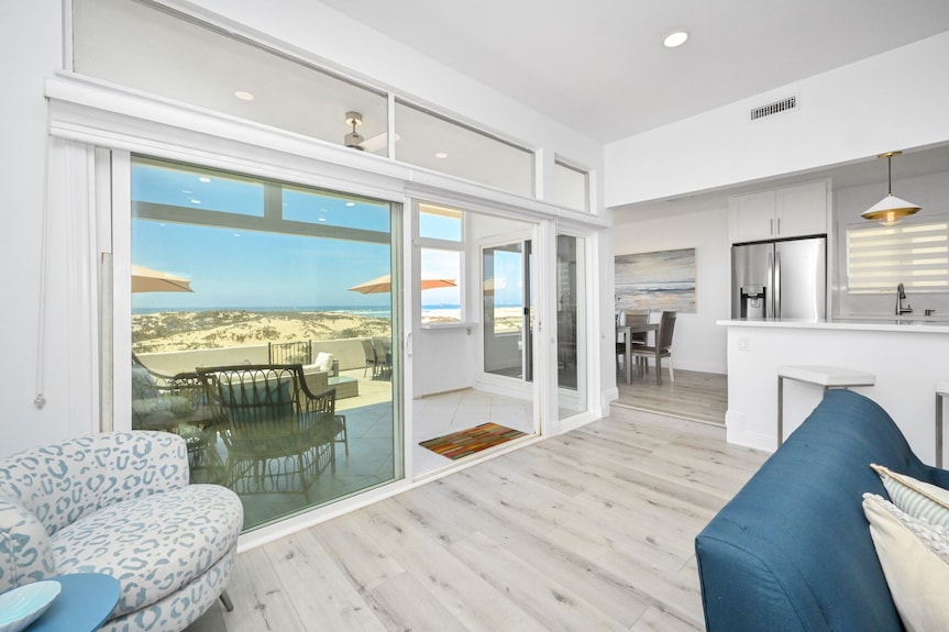 6 Bedroom Remodeled Home On The Oceanfront - Seal Beach, CA