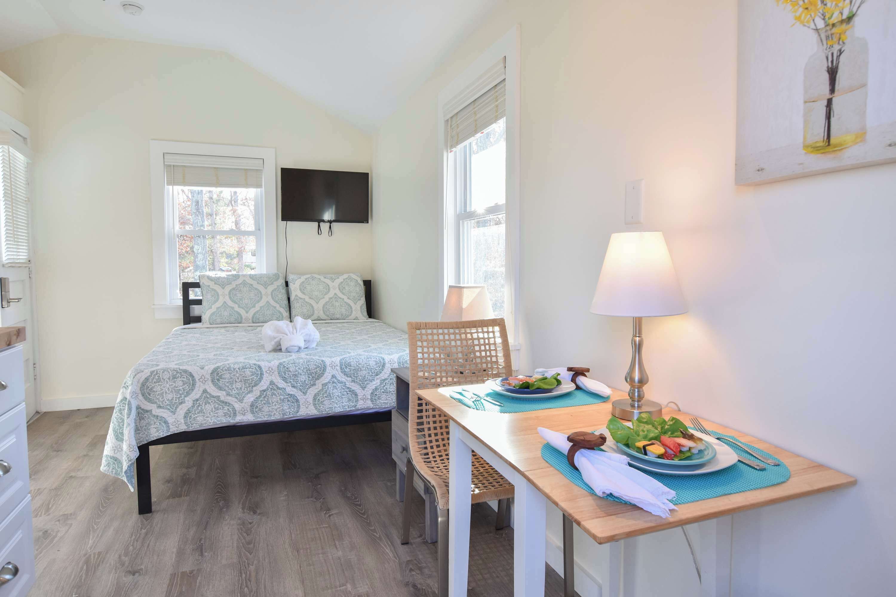 Cozy Colorful Cottage Perfect For 2! - Eastham, MA