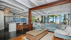 Casa clássico | Área de estar | Smart TV 76 polegadas com canais a cabo, TV, Netflix