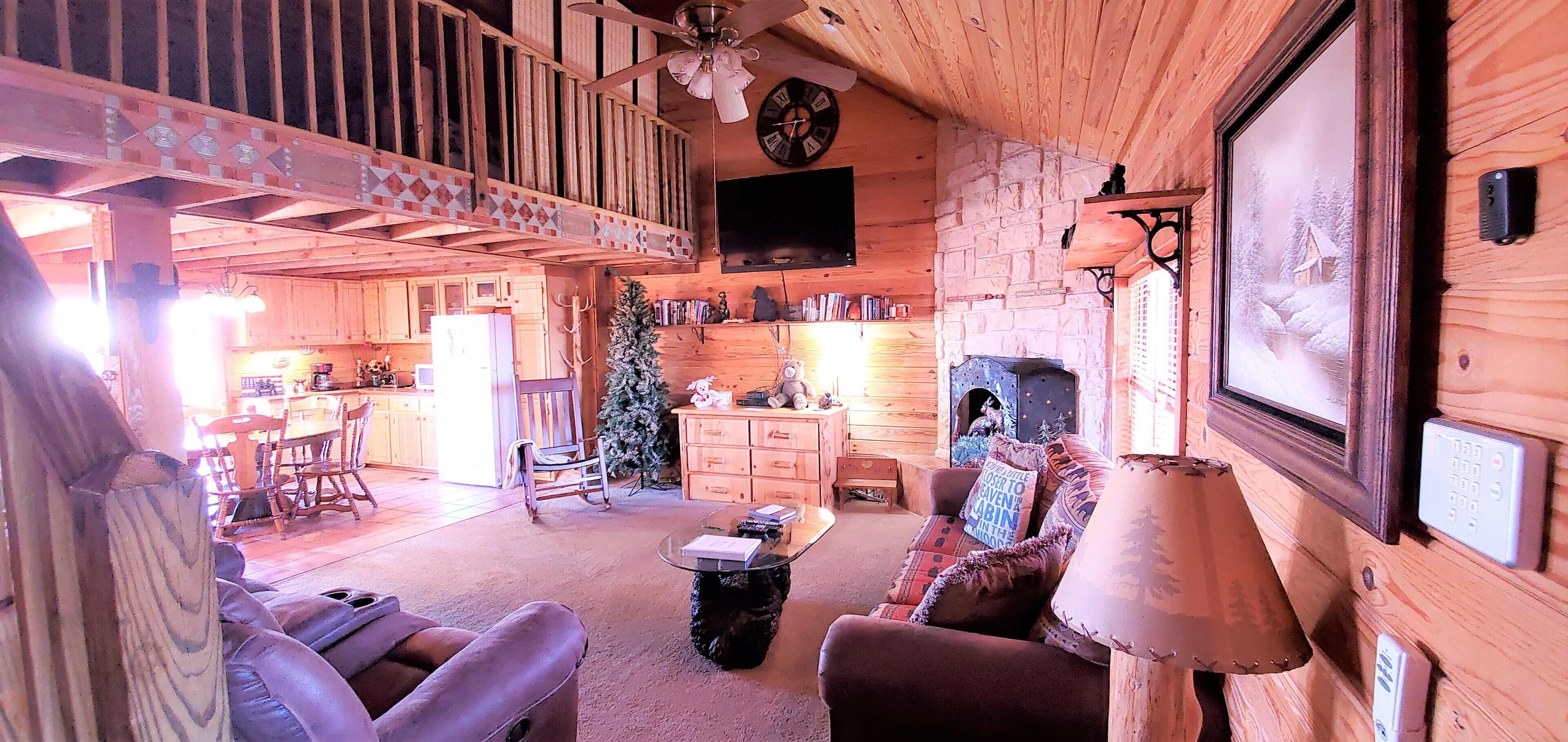 Three Bedroom, One Bath Cabin In Wooded Setting! With 6 Person Hot Tub! - Emerald Beach, MO
