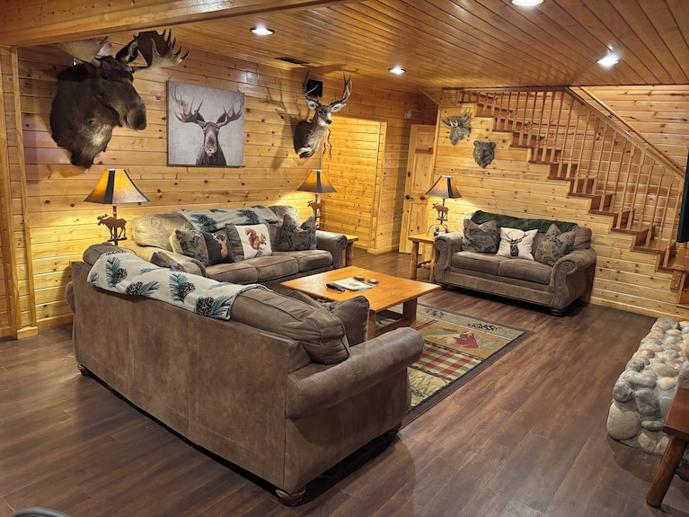 Large 3 Level, 4 Bedroom Rustic Themed Cabin - Sugarloaf, CA
