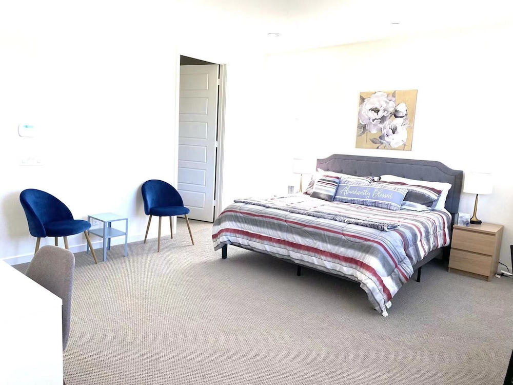 North La Spacious/family-friendly New Home With 5 Bedrooms, 3 Baths, 6 Beds - Santa Clarita, CA