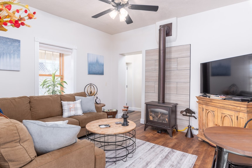 Charming 2-bedroom Pioneer Home Near Brian Head Ski Resort And National Parks In - Utah