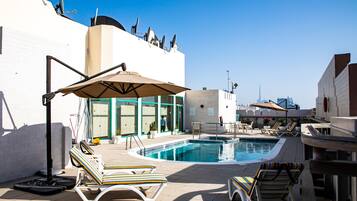 Piscina exterior, espreguiçadeiras