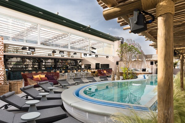 2 piscinas exteriores