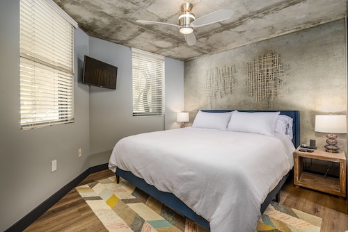 Contemporary & Chic Downtown 2story Condo- 1bd/2ba - San Diego, CA