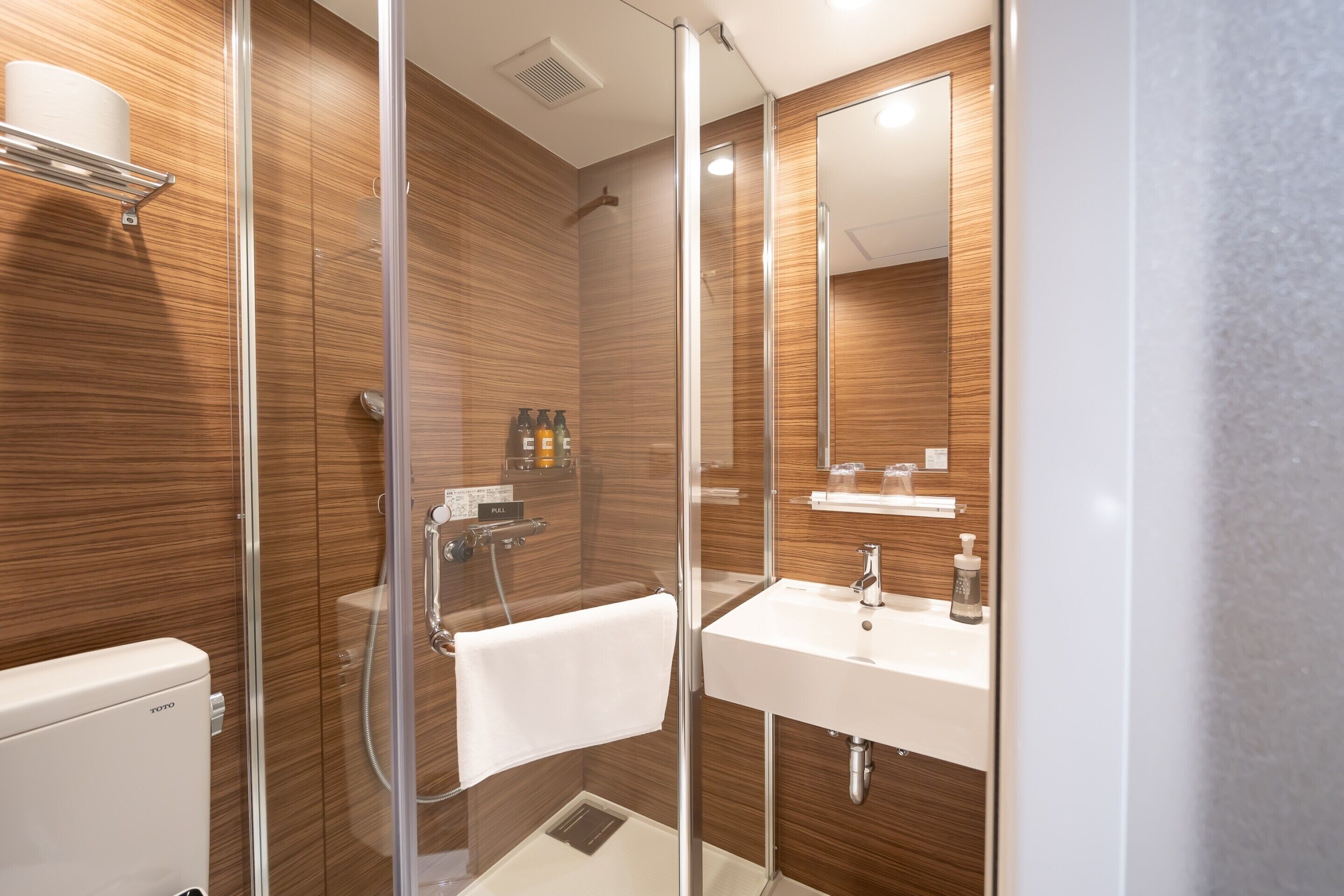 Quarto triplo standard, para não fumantes (No daily cleaning) | Banheiro | Chuveiro, produtos de toalete grátis, secador de cabelo, chinelos