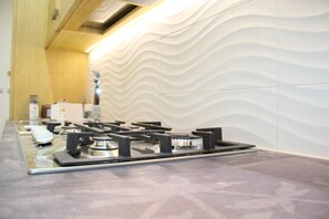 Um frigorífico/congelador grande, um micro-ondas, um forno 