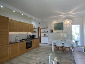 Apartamento Exclusivo em Condomínio Fechado, 2 quartos | Cozinha privada | Um frigorífico/congelador grande, um micro-ondas, um forno 