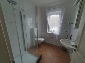 Apartamento Superior em Condomínio Fechado | Casa de banho | Um polibã, um secador de cabelo, toalhas fornecidas, papel higiénico 