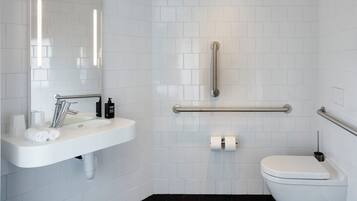 Quarto, 1 cama king-size (Mobility Accessible, Roll-In Shower) | Casa de banho | Um polibã, um chuveiro de hidromassagem, artigos de higiene ecológicos