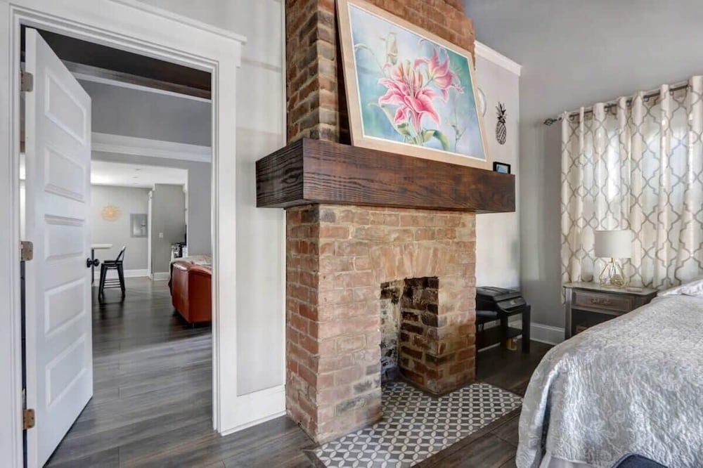 Renovated Victorian Condo Near Forsyth Park - Savannah, GA