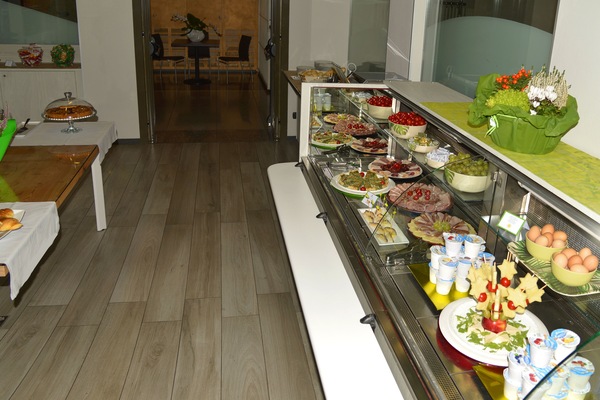 Café da manhã com buffet todos os dias mediante uma taxa