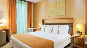 Frigobar, cofres nos quartos, quartos à prova de som, Wi-Fi de cortesia