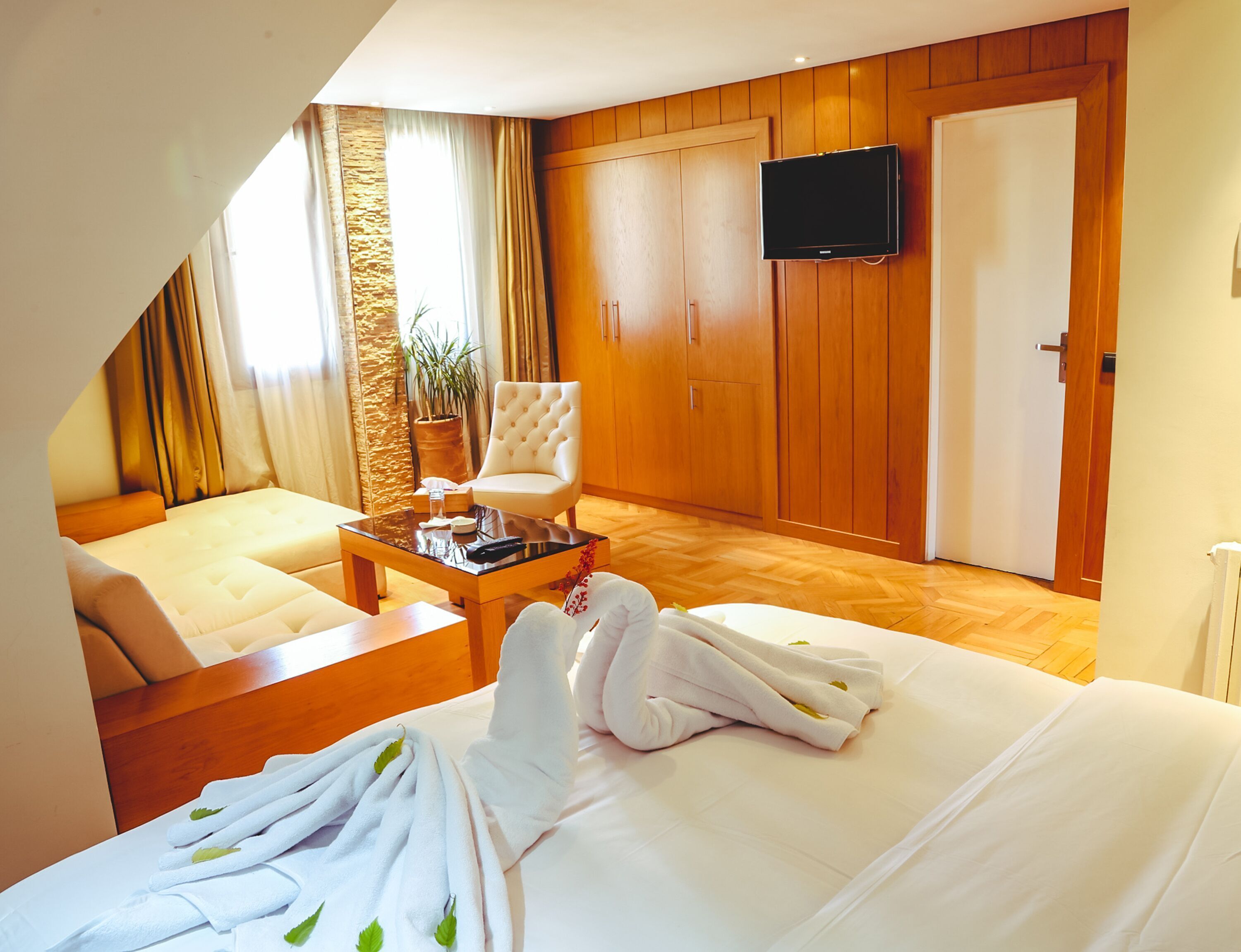 Roupas de cama premium, frigobar, espaço de trabalho para notebook
