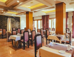 Pequenos-almoços, almoços, jantares servidos, cozinha internacional 