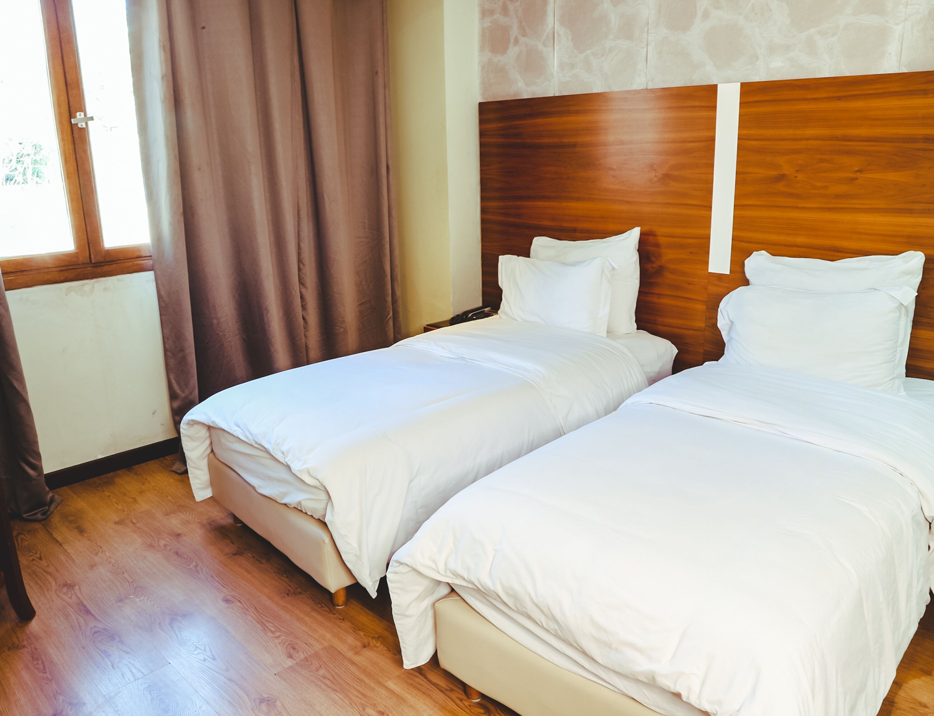 Roupas de cama premium, frigobar, espaço de trabalho para notebook