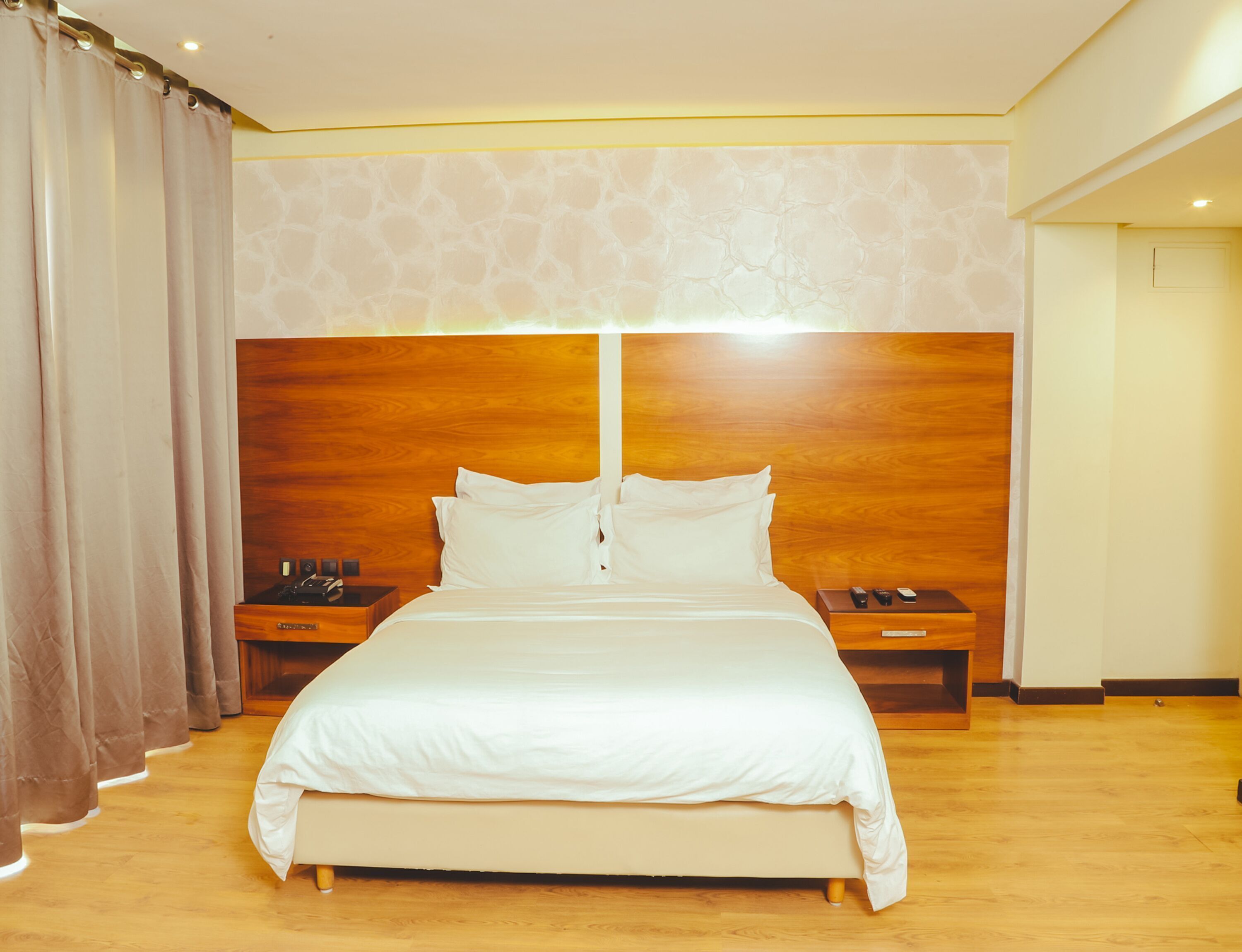 Roupas de cama premium, frigobar, espaço de trabalho para notebook