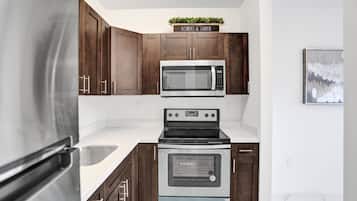 Geladeira grande, micro-ondas, fogão, cooktop