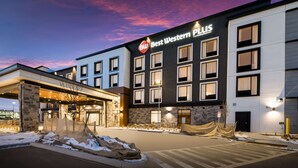 Um hotel Best Western Plus com fachada moderna, janelas amplas e área de entrada coberta.