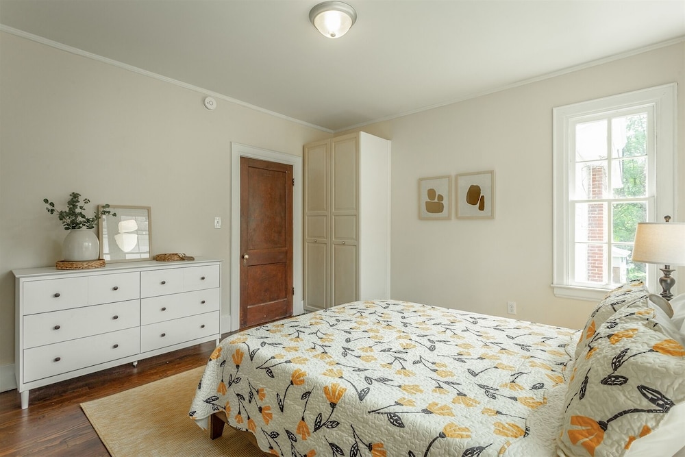 Crescent Cottage | Close To Crabtree Farms Venue + Downtown Chattanooga!! | 3 Bed, 2 Bath - Chattanooga, TN