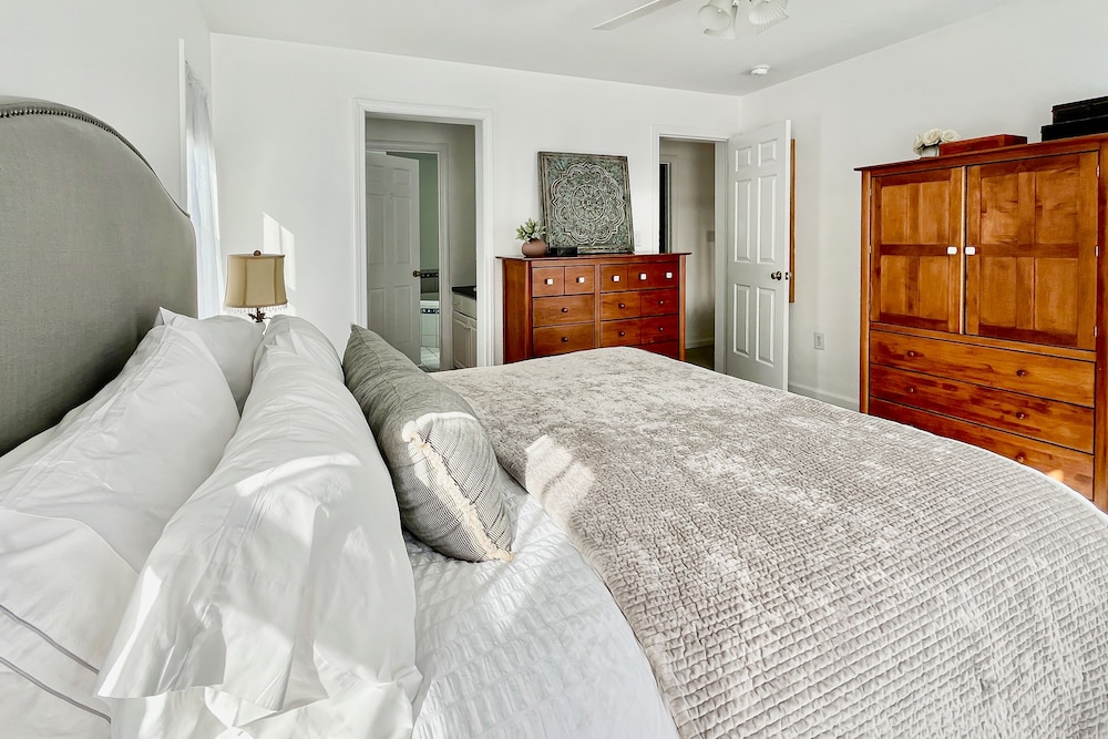 Downtown Home Near The Beach & Downtown W/gas Grill, Washer/dryer & Deck - Beverly, MA